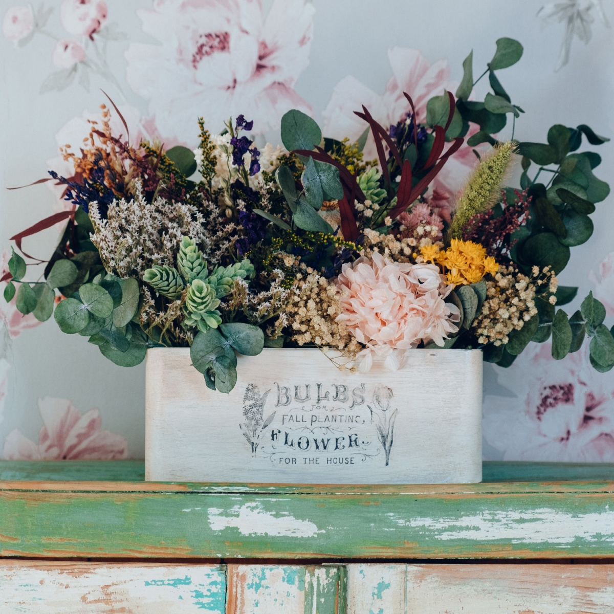 Flores preservadas en latas vintages hechas a mano
