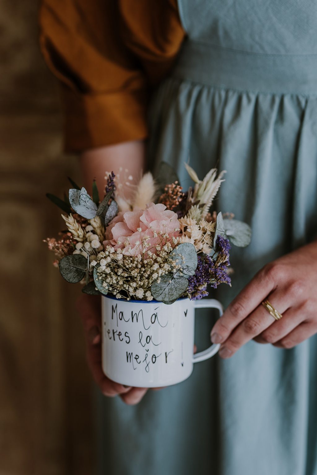 Flores preservadas en una taza personalizada