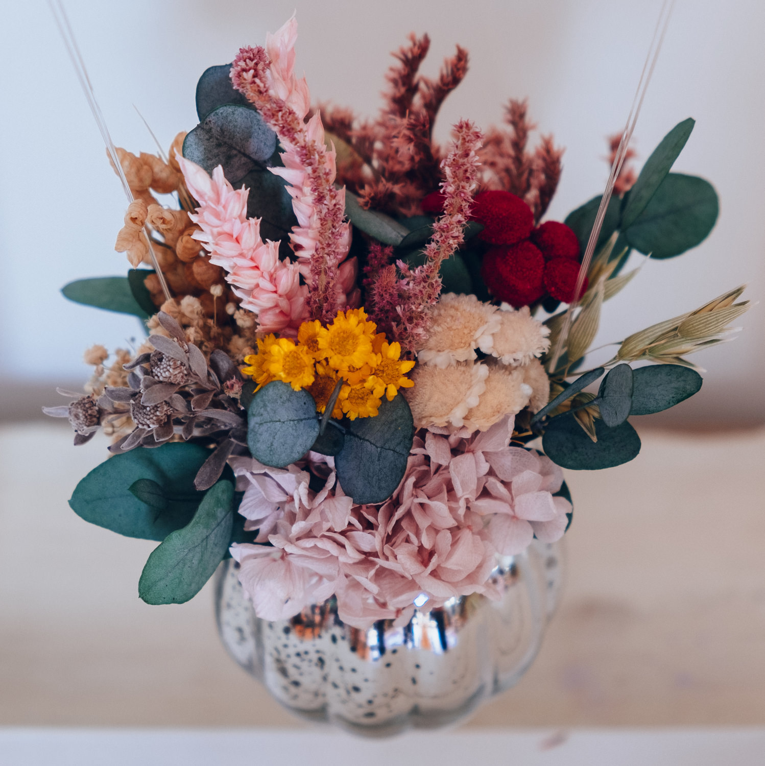 Centro de flores preservadas colgado de un columpio - Flores en el Columpio