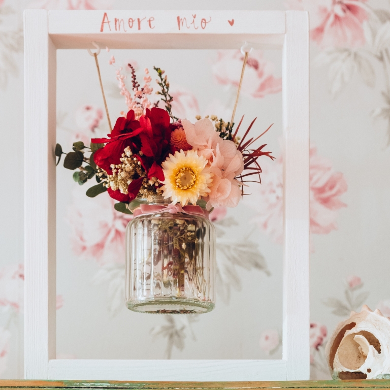 Centro de flores preservadas en columpio