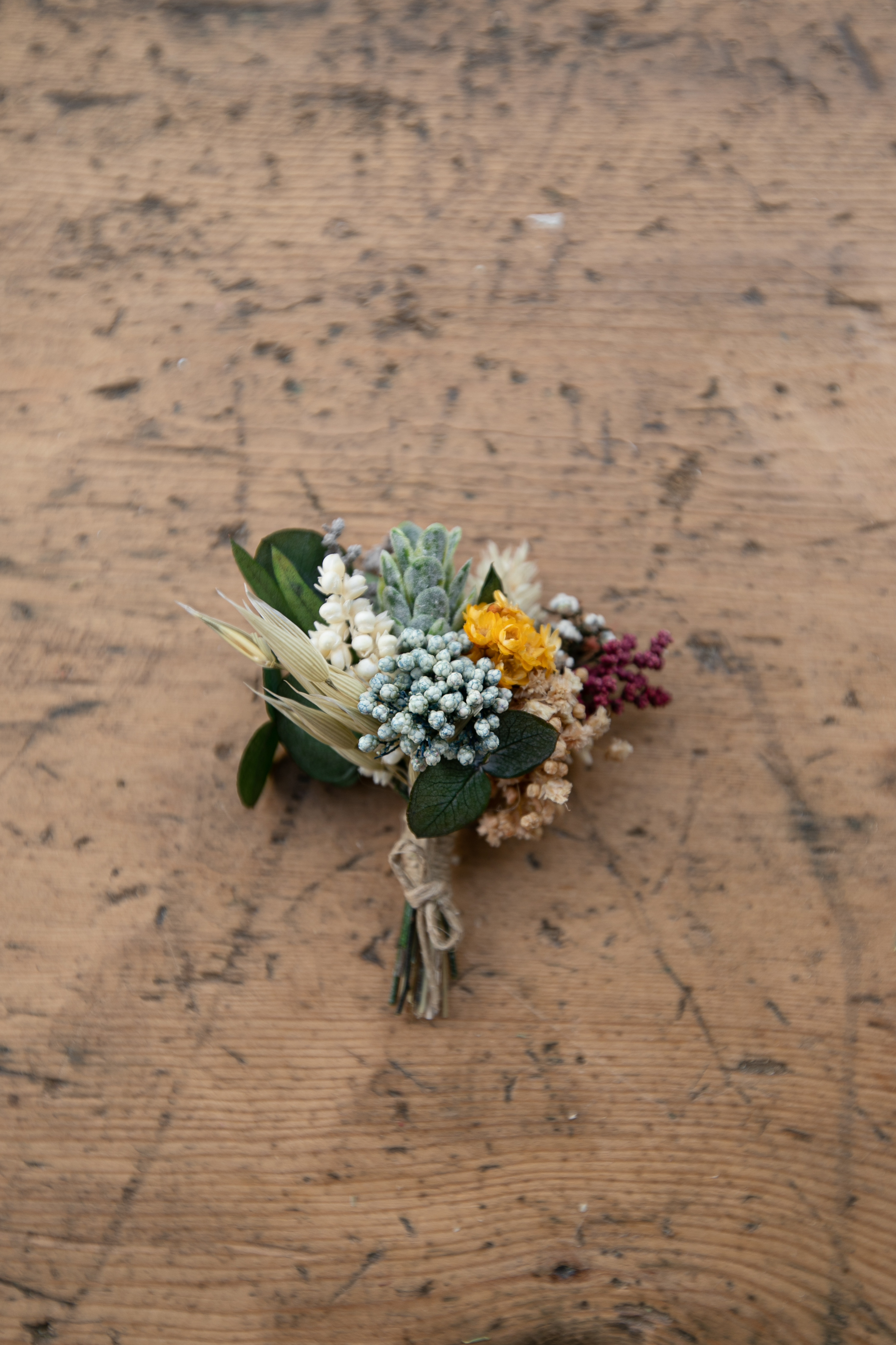 Prendido, botonier o pequeño ramito para la solapa del novio