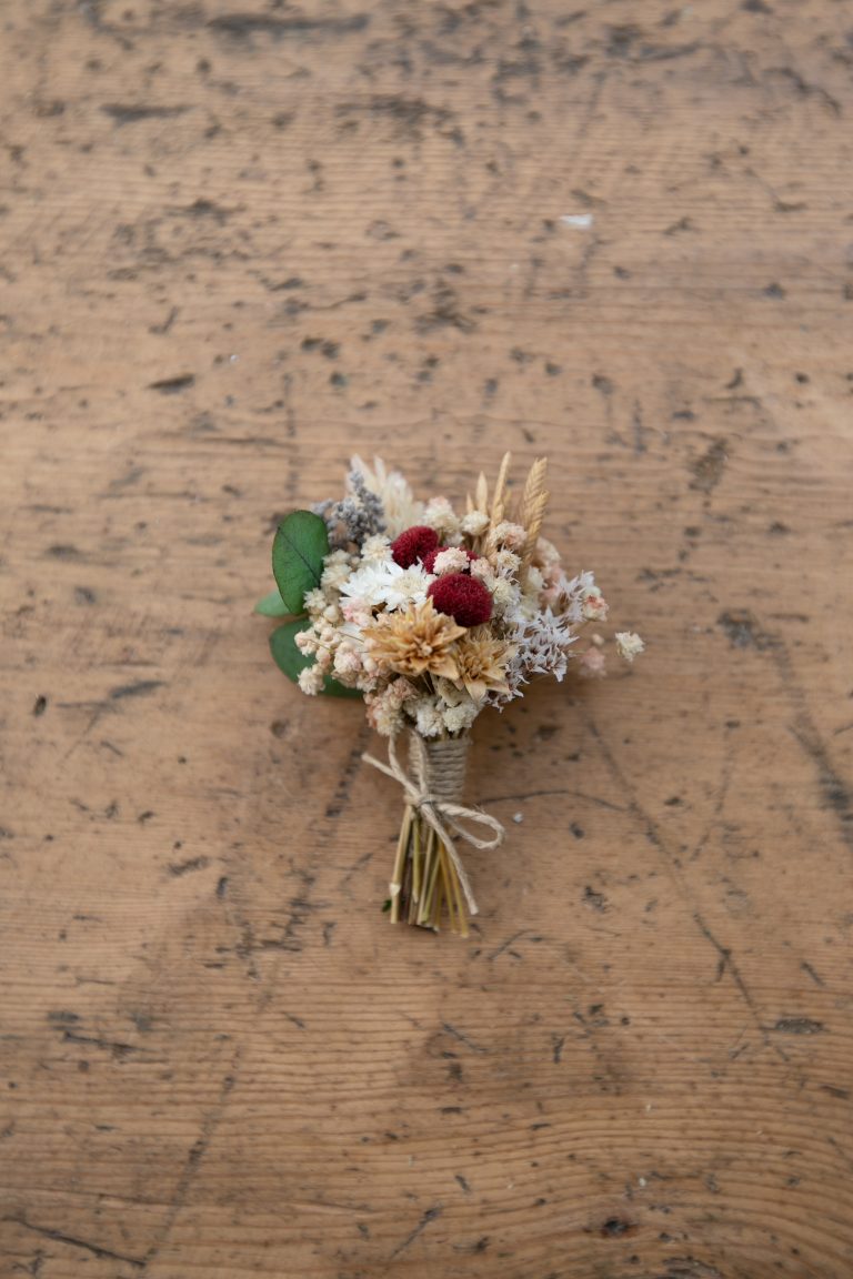 Prendido, botonier o pequeño ramito para la solapa del novio