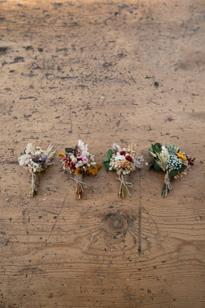 Prendido, botonier o pequeño ramito para la solapa del novio