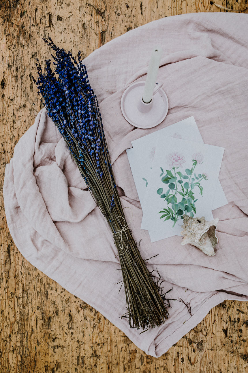 Lavanda preservada en ramo para decorar un jarrón o un recipiente rústico