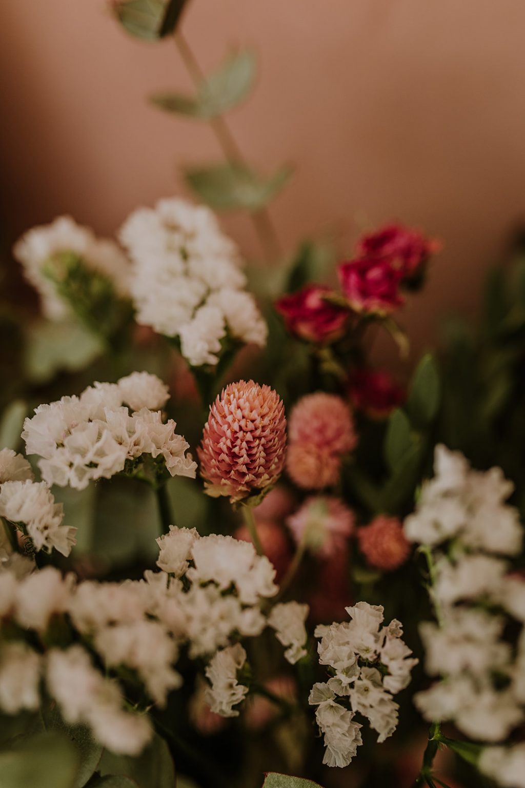 Ramito con hortensia y flores silvestres en tonos suaves