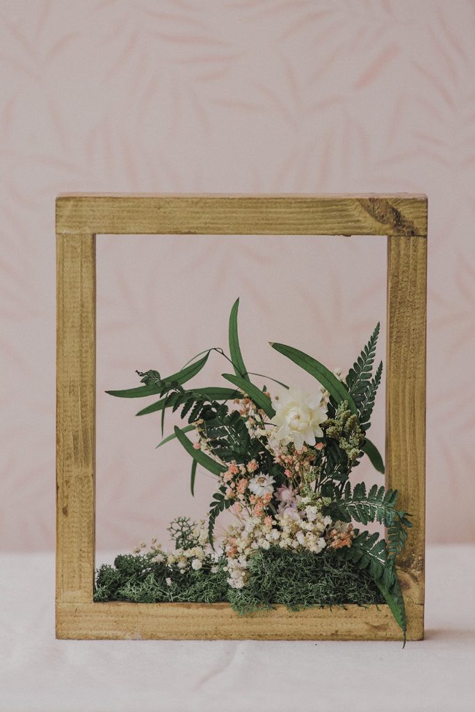 Marco floral de madera con flores preservadas