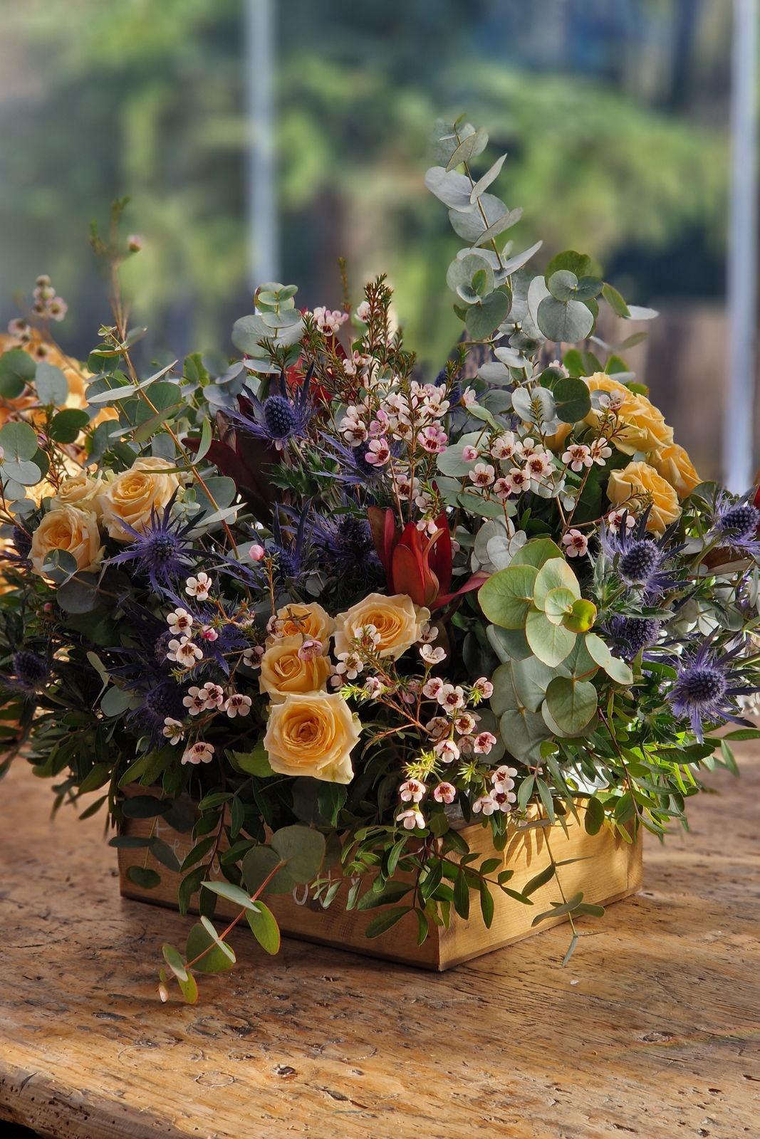 Centro de madera con flores frescas naturales