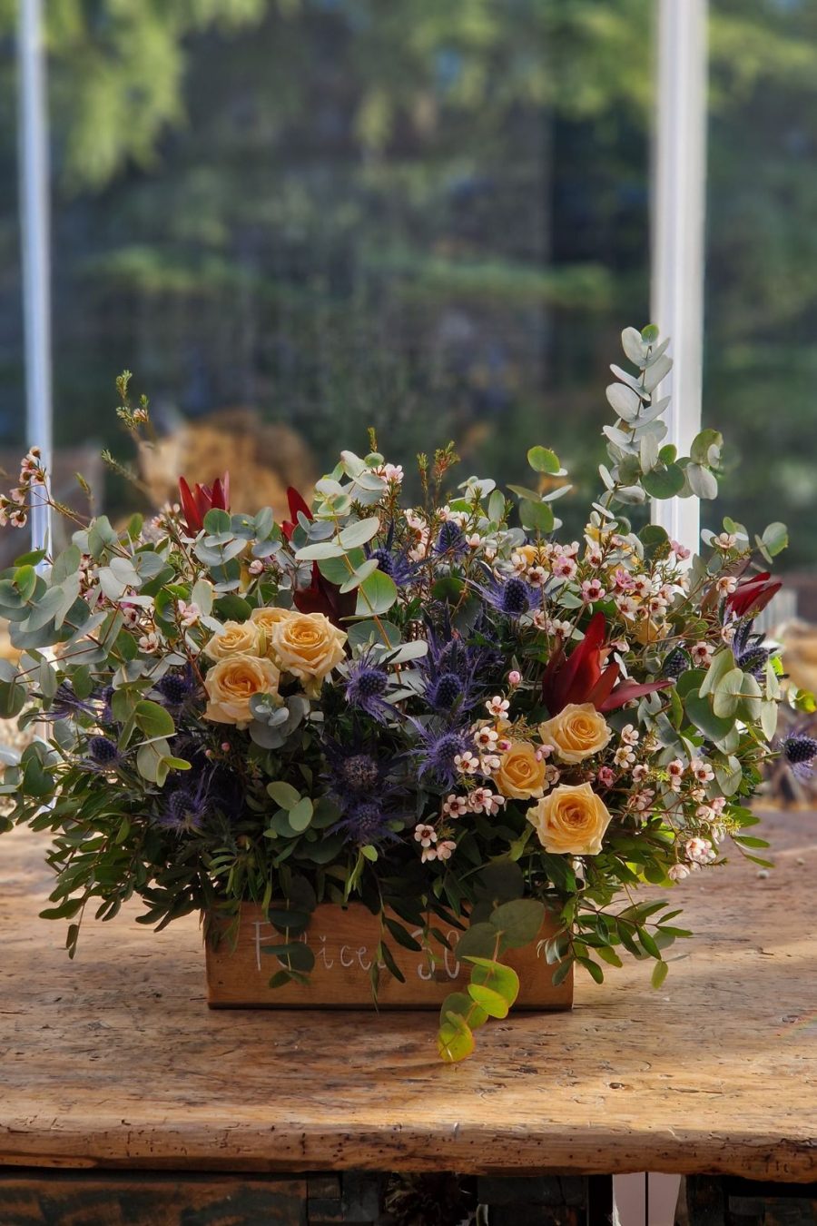 Centro de madera con flores frescas naturales