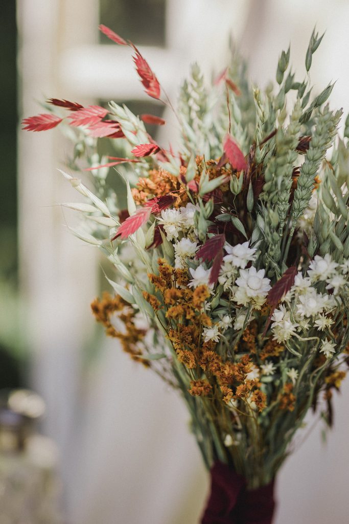 Ramo de novia de flores preservadas con flores silvestres.