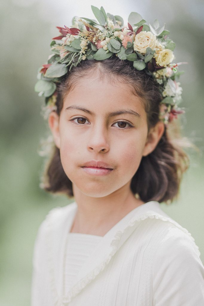 Diadema de comunión con rosas y eucalipto preservados.