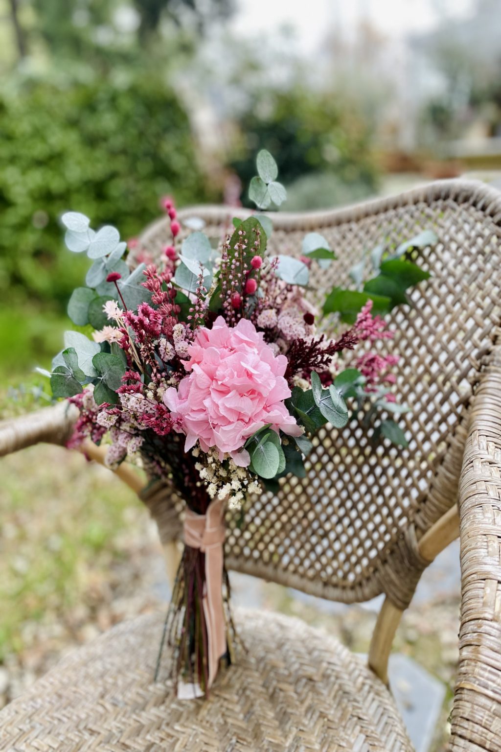 Ramo de novia romántico colorido con flores preservadas